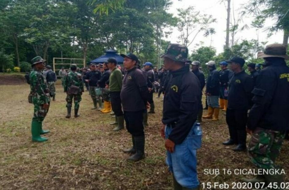 Satgas Citarum Sektor 21-16 Giat Karbak Bersihkan Sungai & Komsos di Kampung Warung Peuteuy ...