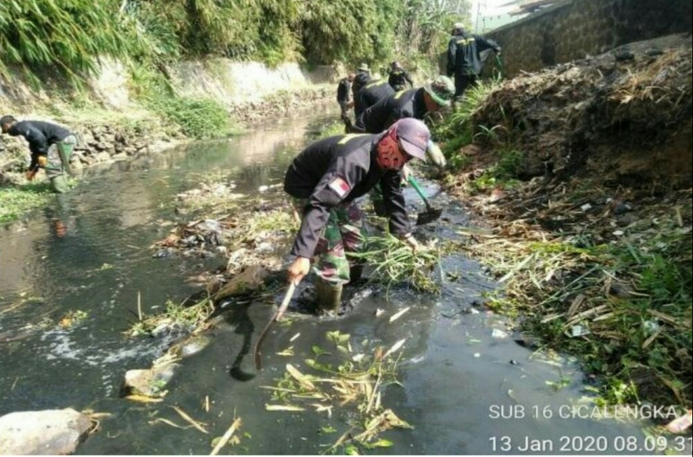 Satgas Citarum Sektor 21-16 Giat Karbak Bersihkan Sungai & Komsos di Kampung Cukang Lemah ...