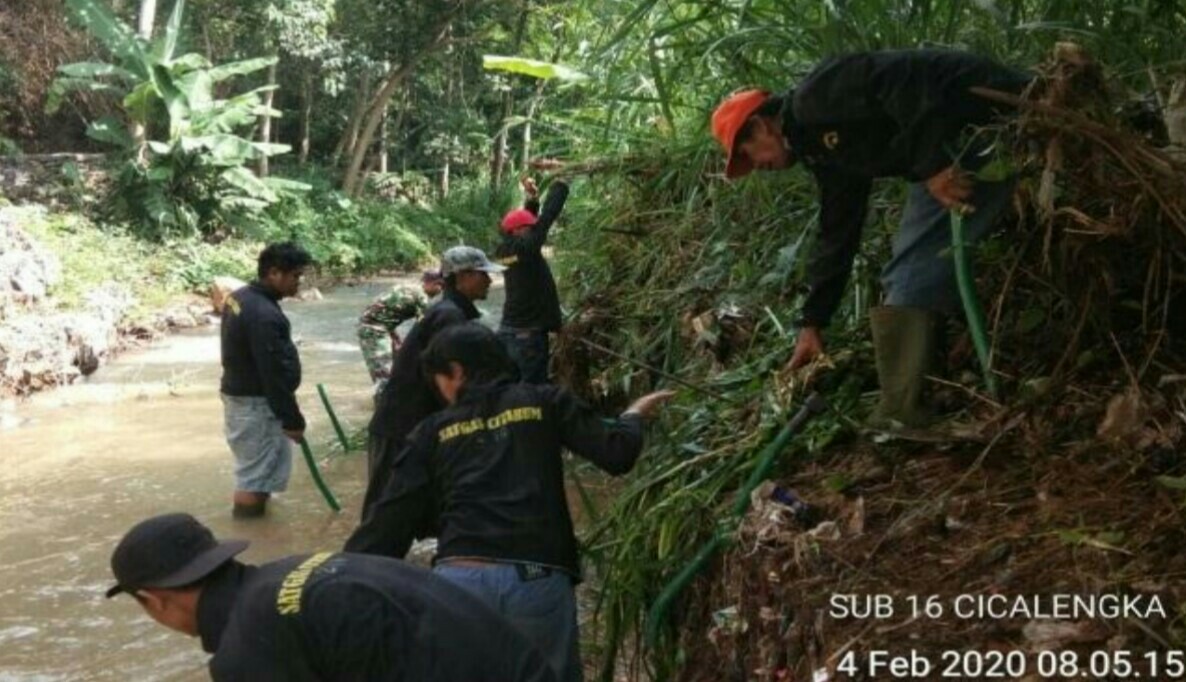 Satgas Citarum Sektor 21-16 Giat Karbak Bersihkan Sungai & Komsos di Kampung Cibiru Desa Nagrog ...