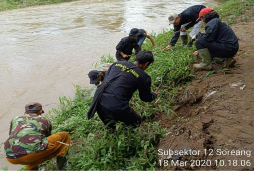 Satgas Citarum Sektor 21-12 Karbak di Aliran Anak Sungai Ciwidey Kampung Bojong Nangka ...