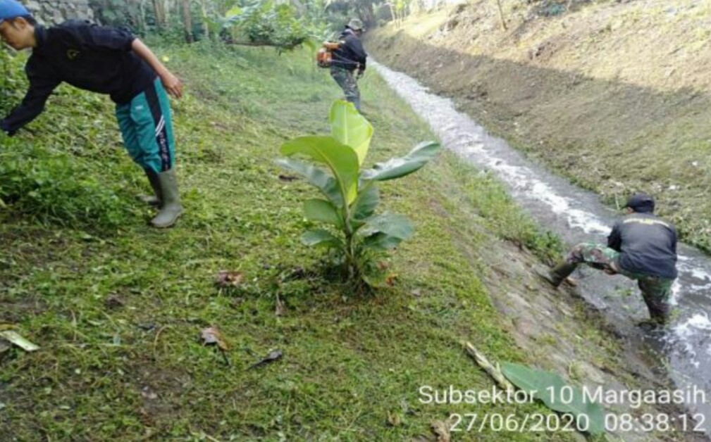 Sektor 21-10 Giat Karbak Bersihkan Sampah dan Menata Ekosistem di Sekitar Sungai - EDUPUBLIK JABAR